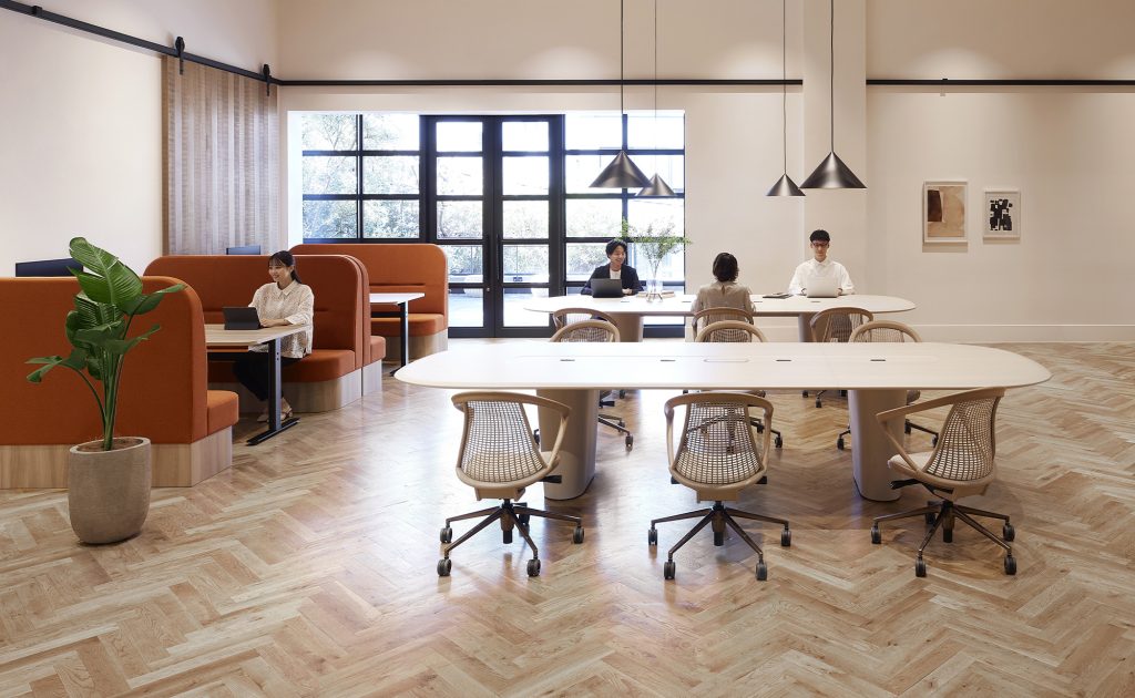 OFFICE WORK ON WOOD DESK｜オフィス家具コーディネート例｜株式会社オリバー Place2.5